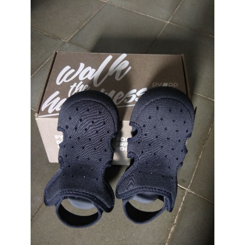 Jual Ninja Barefoot Sandals Pyopp Black (Sendal Anak Hitam) | Shopee ...