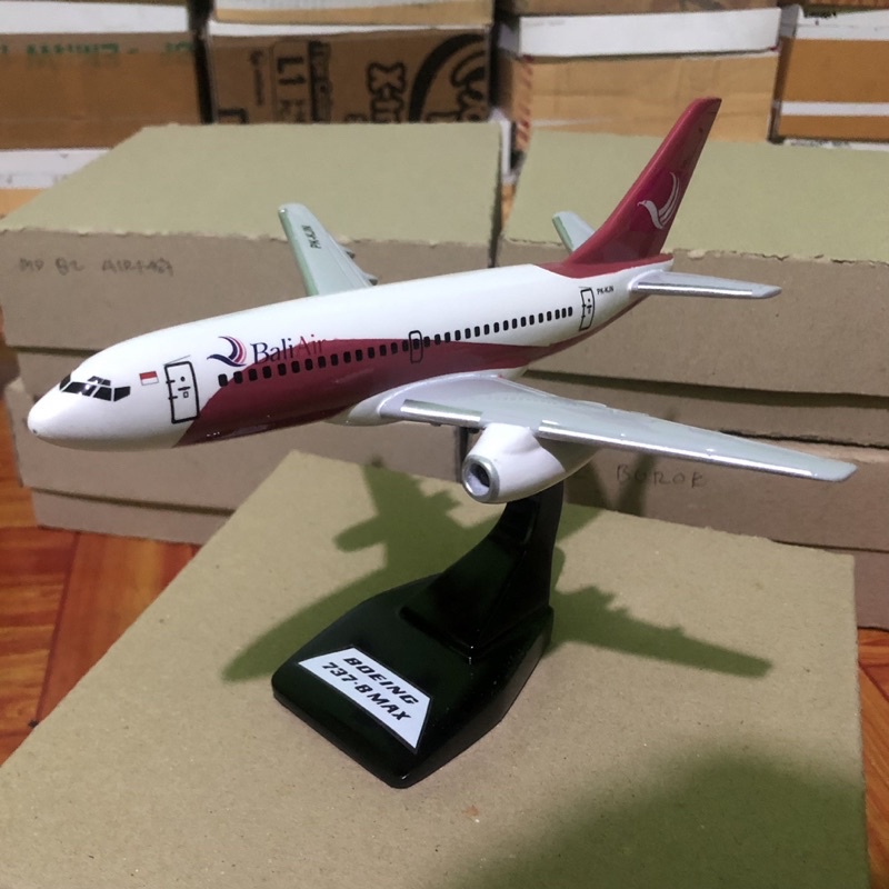 Jual miniatur pesawat Bali air B737-200 | Shopee Indonesia