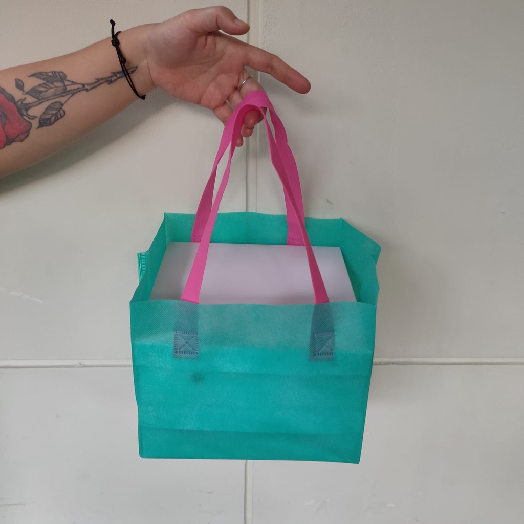 Jual Tas spunbond box 22x22 20x20 motif pita / tas spunbond box motif ...