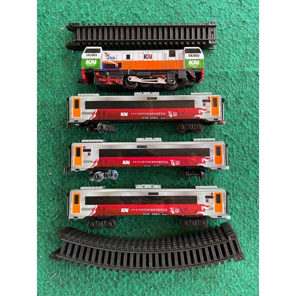 Jual Paket Mainan Kereta Api Lokomotif Cc206 Gerbong Merah Putih ... Jual Paket Mainan Kereta Api Lokomotif Cc206 Gerbong Merah Putih ...