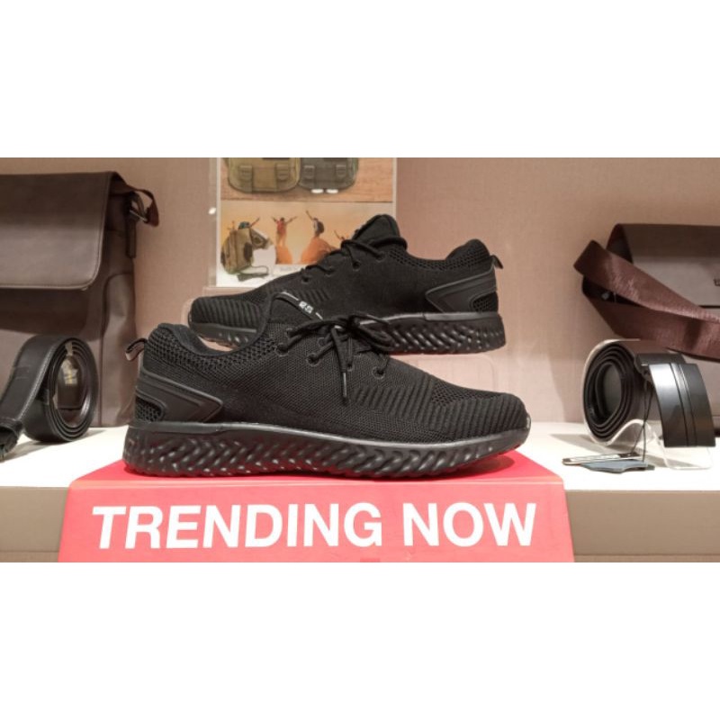 Jual Sepatu Sneakers Pria Full Hitam Model Trending Bahan Lembut Empuk ...