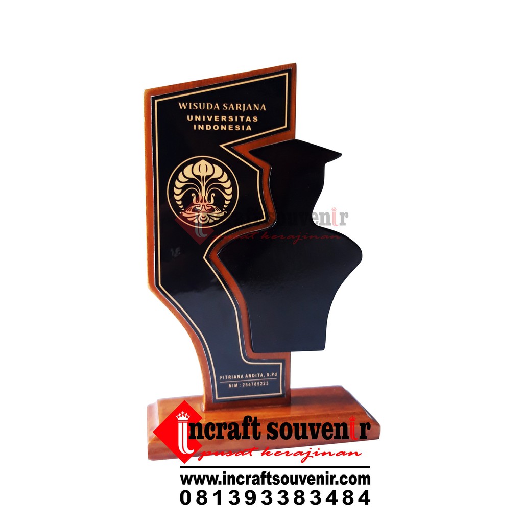 Jual Plakat Souvenir Patung Wisuda Kayu PW13 | Shopee Indonesia