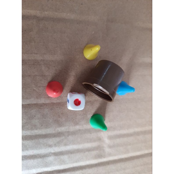 Jual Satu Set Dadu Tatakan plus pion warna warni untuk mainan ular tangga | Shopee Indonesia