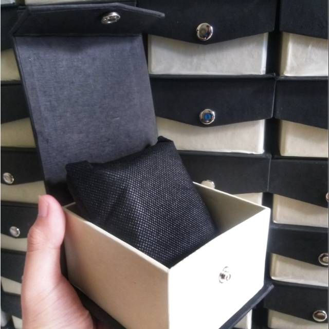 Jual BOX JAM TANGAN EXCLUSIF ( BOX KANCING) PERLENGKAPAN | Shopee Indonesia