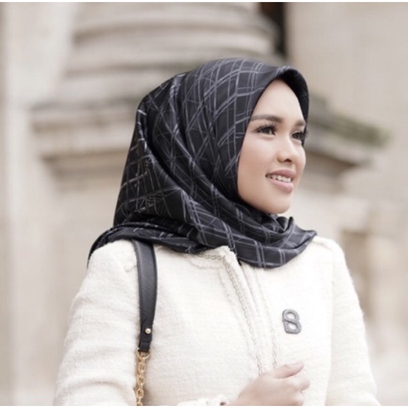Jual Louvre Series by Buttonscarves (Black) | Shopee Indonesia