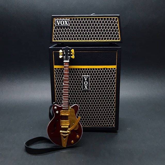 Jual Miniatur Gitar George harrison dan Miniatur Amplifier Vox Classic ...
