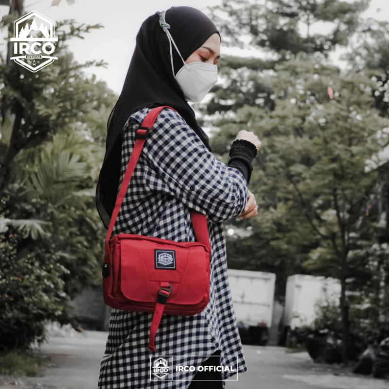 Jual IRCO Tas Selempang Outdoor Wanita Merah Kekinian Bahan Tebal Dan ...