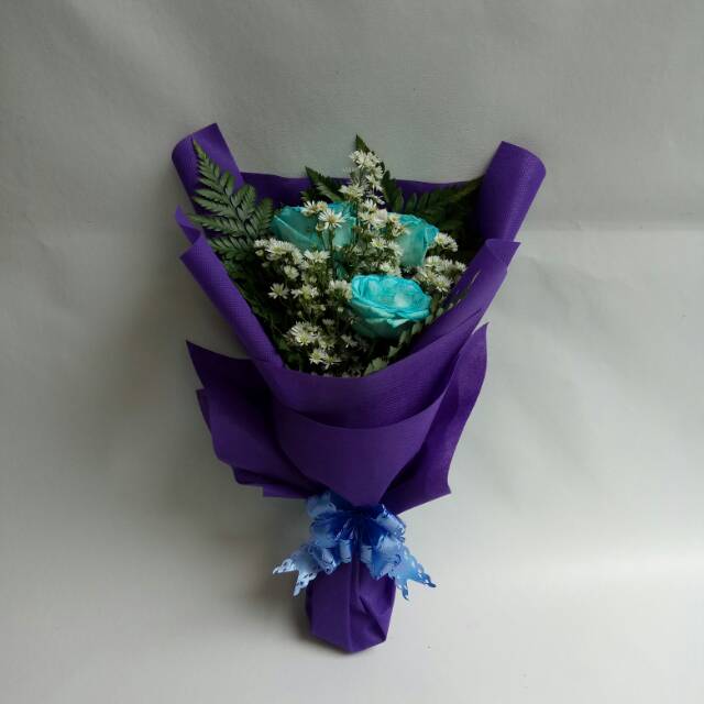Jual Buket bunga mawar biru hand bouquet bucket wisuda | Shopee Indonesia