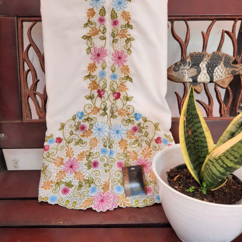 Jual Bahan kebaya encim bordir manual Lily broken white | Shopee Indonesia