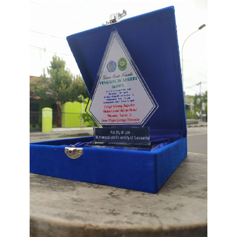 Jual PLAKAT AKRILIK/KADO WISUDA/VANDEL/TROPHY/KADO PENGANTIN/PLAT ...
