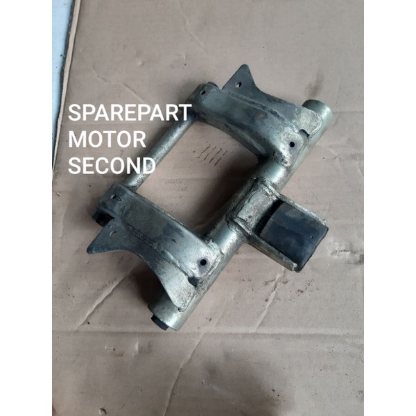 Jual MOUNTING MONTING SAMBUNGAN MESIN TENGAH NEW BEAT FI ESP NEW SCOOPY ...