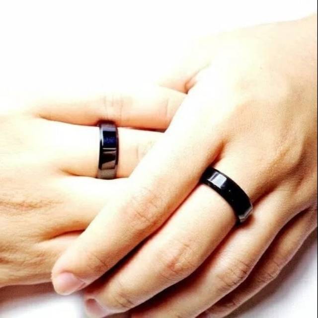 Jual Cincin Hitam Titanium Black Awet anti Karat Pria Wanita bisa ...