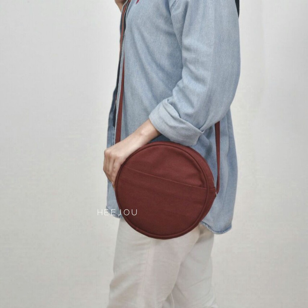 Jual Heejou Tas Selempang Bulat Circle Maroon | Shopee Indonesia