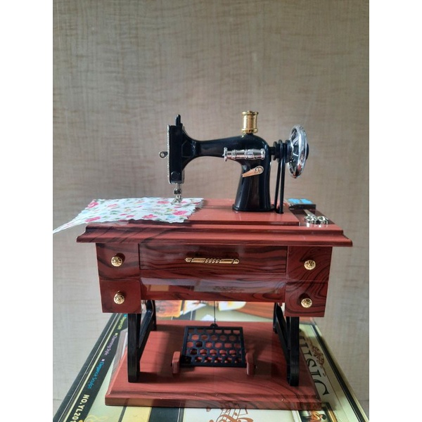 Jual KOTAK MUSIK/ MUSIC BOX/ KADO ULANG TAHUN UNIK BENTUK MESIN JAHIT ...