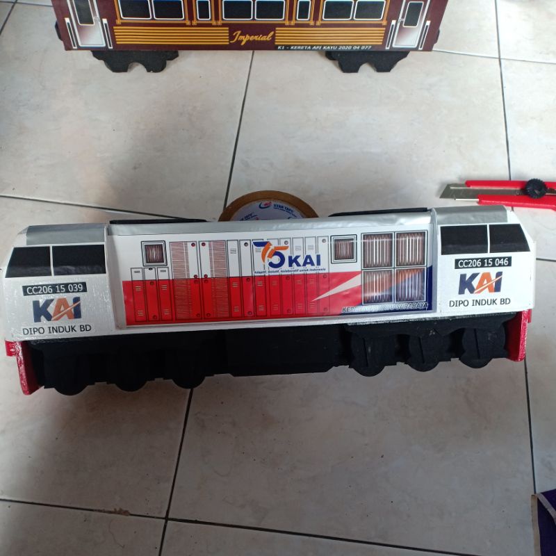 Jual LOKOMOTIF CC206 Livery White Orange - Miniatur Kereta Api ...