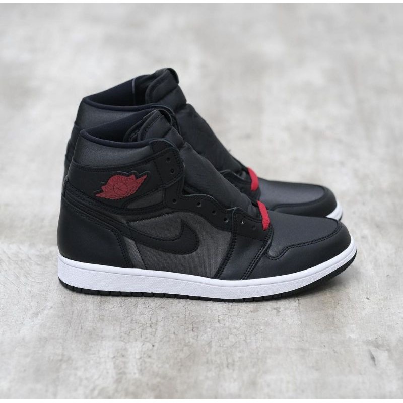 Jual Sepatu Nike Air Jordan 1 High Black Satin | Shopee Indonesia