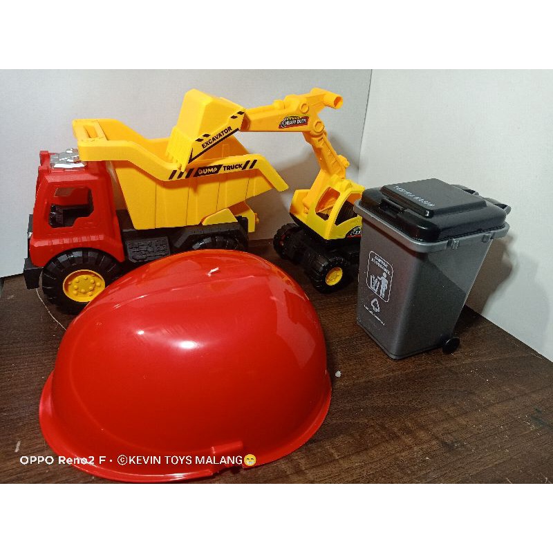 Jual AK 114 MAINAN HEAVY DUMP TRUCK DAN EXCAVATOR KECIL + HELM DAN ...