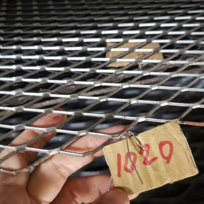 Jual Grid Besi Metal Catwalk Ornamesh D1020 wiremesh lubang 16x38mm ...