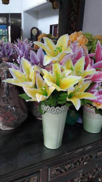 Jual BUNGA LILI /BUNGA ARTIFICIAL | Shopee Indonesia