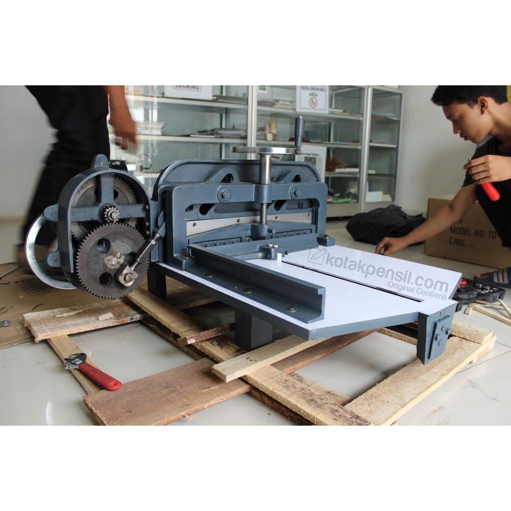 Jual Mesin Potong Kertas STAR 1 Rim 500 Lembar | Shopee Indonesia