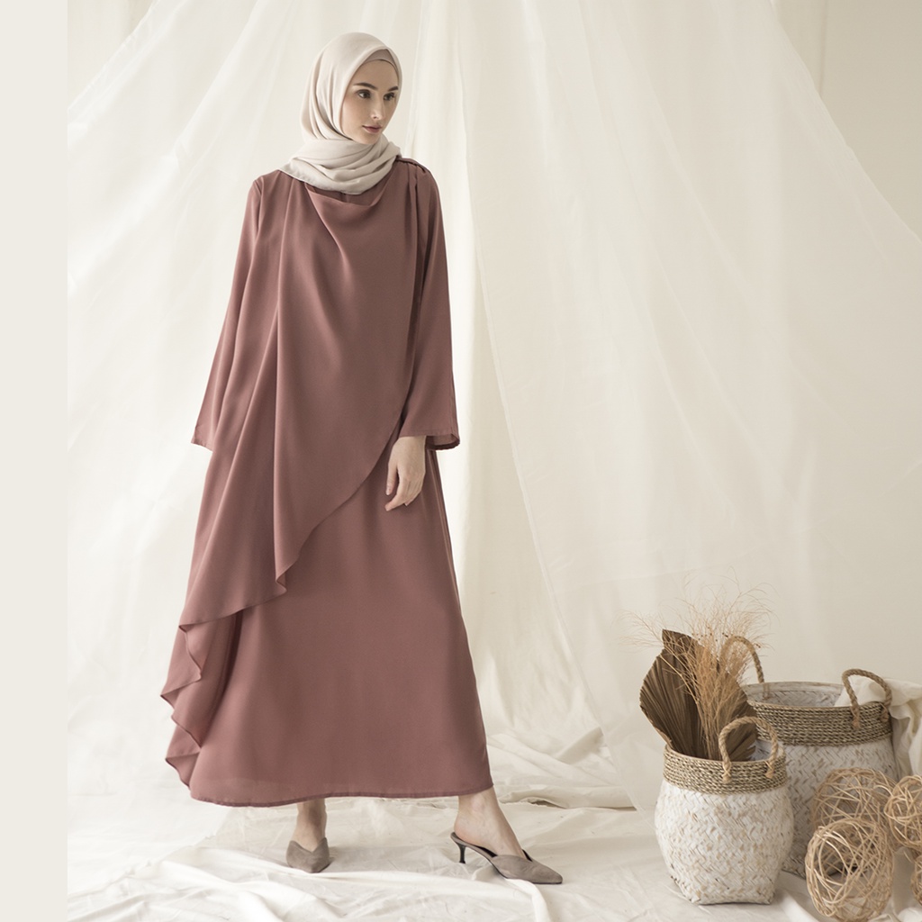 Jual Aura by Aska Label - Gamis crepe lengan panjang, busui friendly, details drape warna Hitam ...