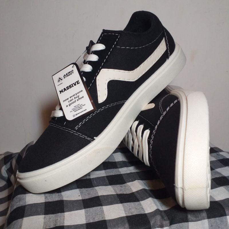 Jual Sepatu Casual Aerostreet Massive Low Hitam insole baru | Shopee ...