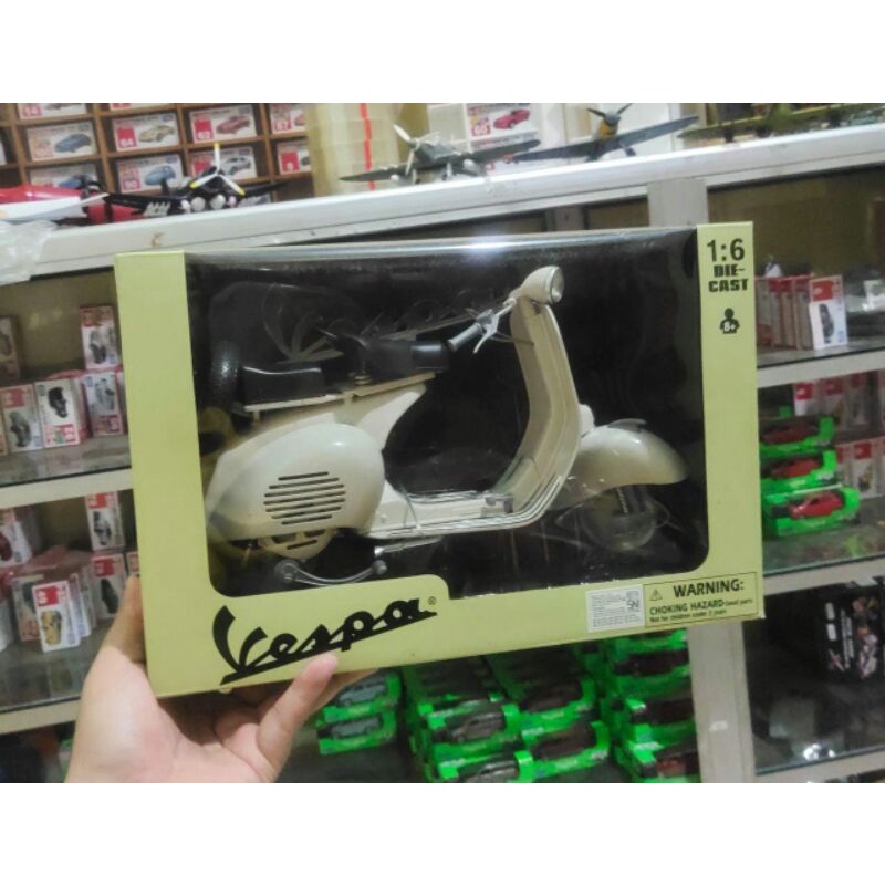 Jual Diecast Miniatur Motor Vespa Creamy White 1-6 Scale NewRay Vespa ...