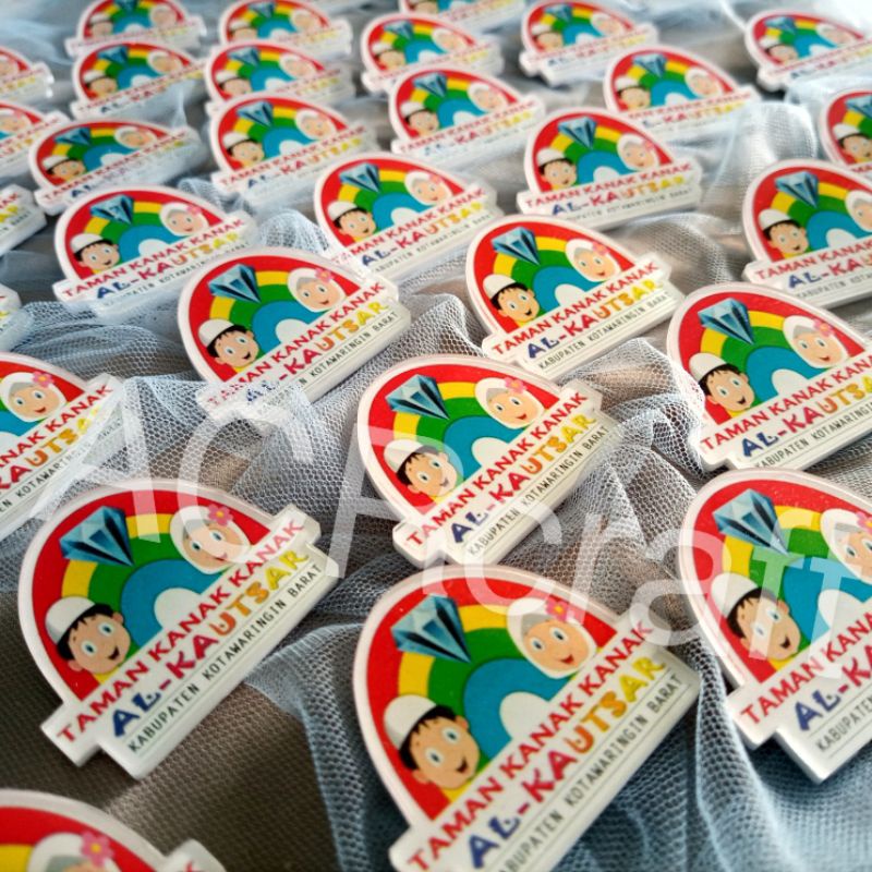 Jual pin akrilik custom | Shopee Indonesia