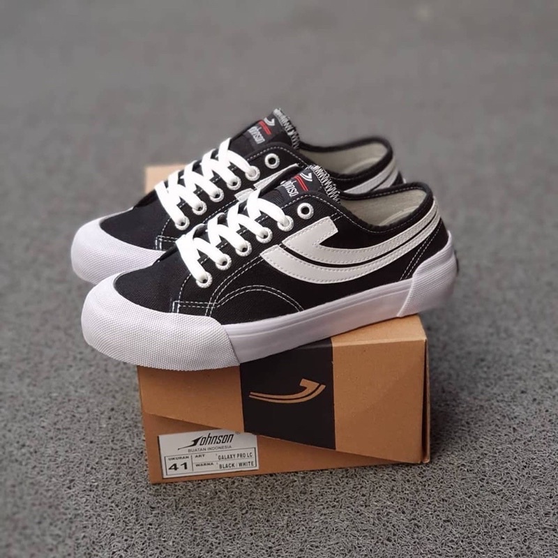 Jual Johnson Sepatu Galaxy Pro Black white Low | Shopee Indonesia