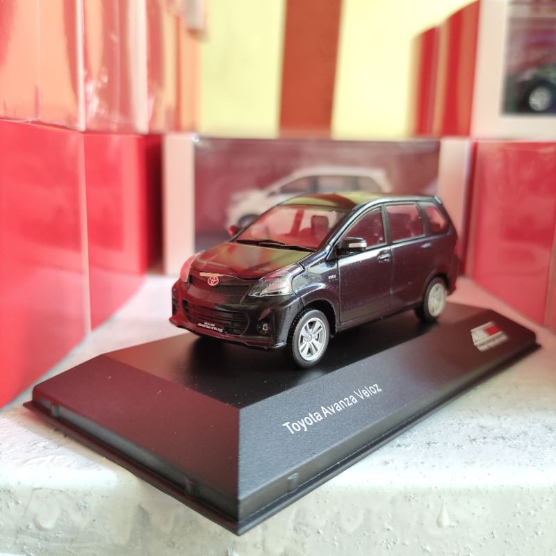 Jual Diecast Miniatur Mobil Mobilan Toyota Avanza veloz hitam Original ...