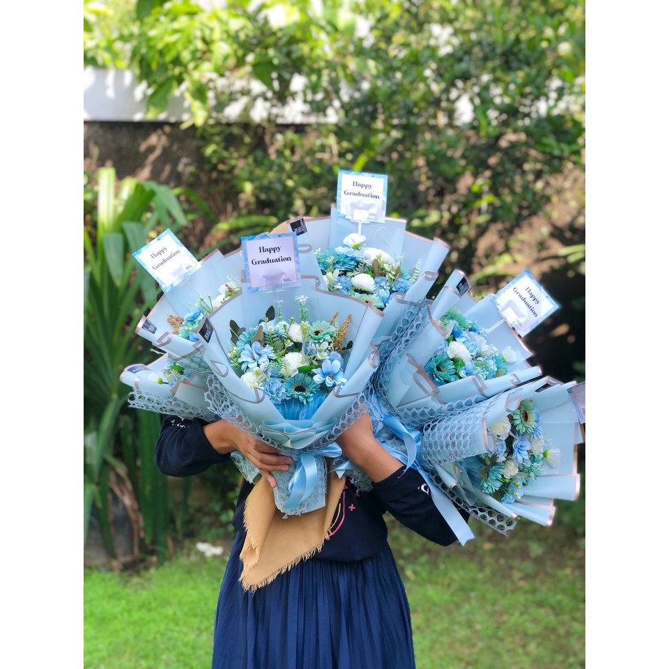 Jual Buket bunga warna biru kado wisuda / buket bunga wisuda gratis ...