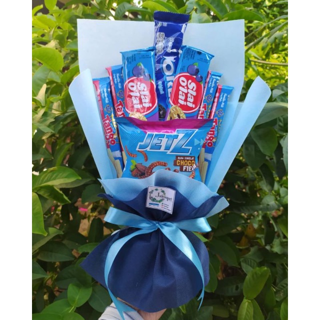Jual (k) Buket snack serba biru COWO KEREN /paket/bingkisan Snack Ulang ...