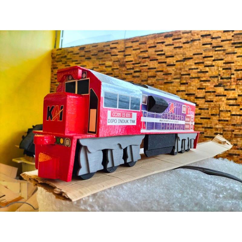 Jual Miniatur Lokomotif CC205-Miniatur Kereta Api Kayu | Shopee Indonesia