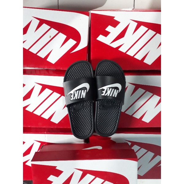 Jual sandal benassi nike logo white | Shopee Indonesia