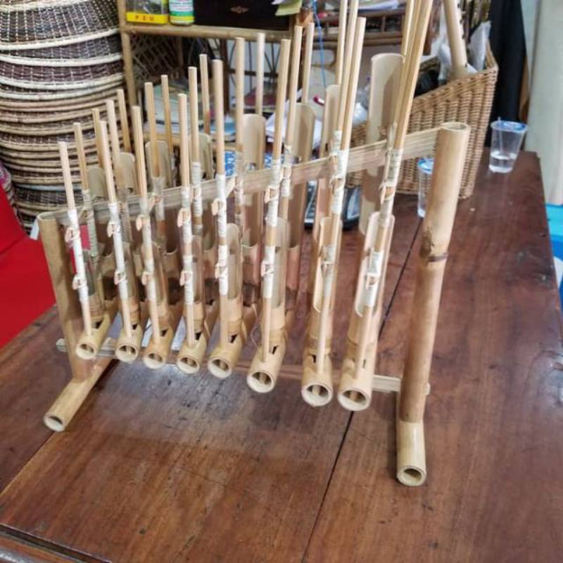 Jual Angklung bambu 8 nada 1 oktaf alat musik tradsional sunda | Shopee ...