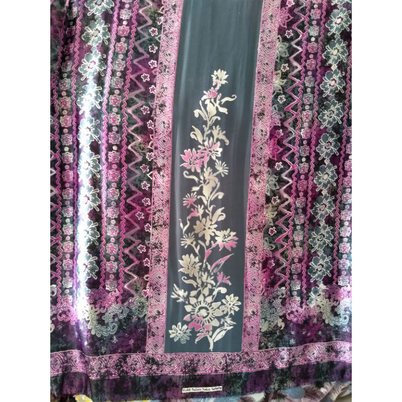 Jual sarung batik sutera halus setiadhi bonus kerudung cantik | Shopee ...