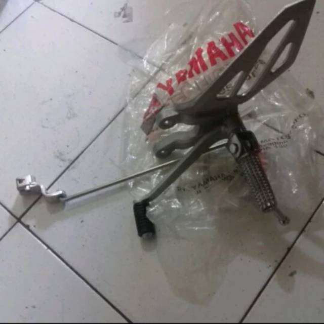 Jual FOOT STEP DEPAN KIRI SET YAMAHA R15 VVA V3 ORIGINAL | Shopee Indonesia