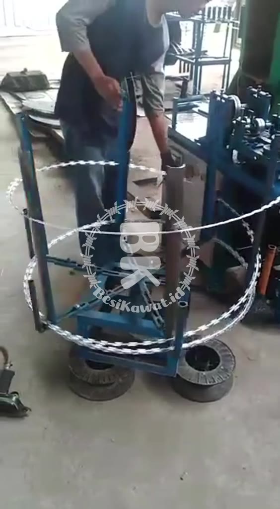 Jual Kawat Silet Galvanis BTO 22 Diameter 45/60/90 | Razor Wire Anti ...