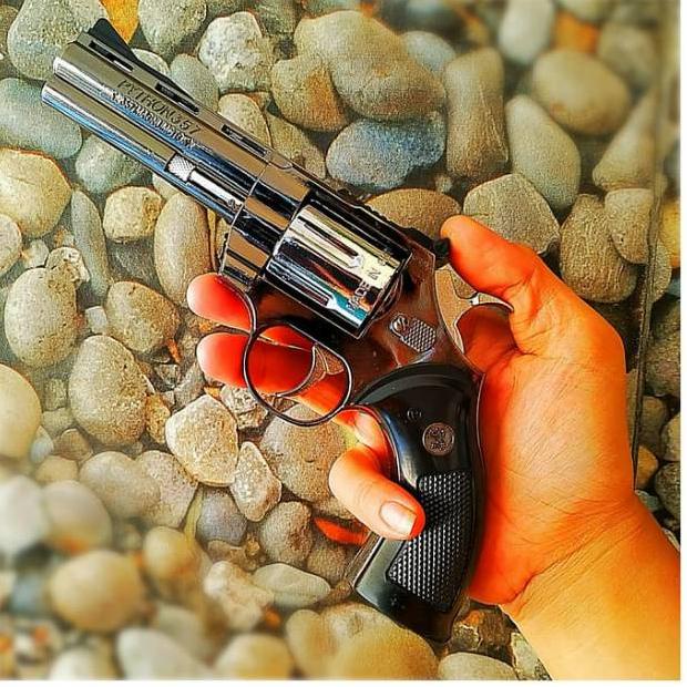 Jual Di⚡kon !! Korek Api Pistol Colt Python 357 Skala Besar 1 : 1 ...
