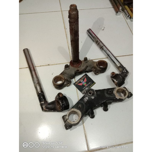 Jual T segitiga atas bawah set stang Suzuki RGR original. | Shopee ...