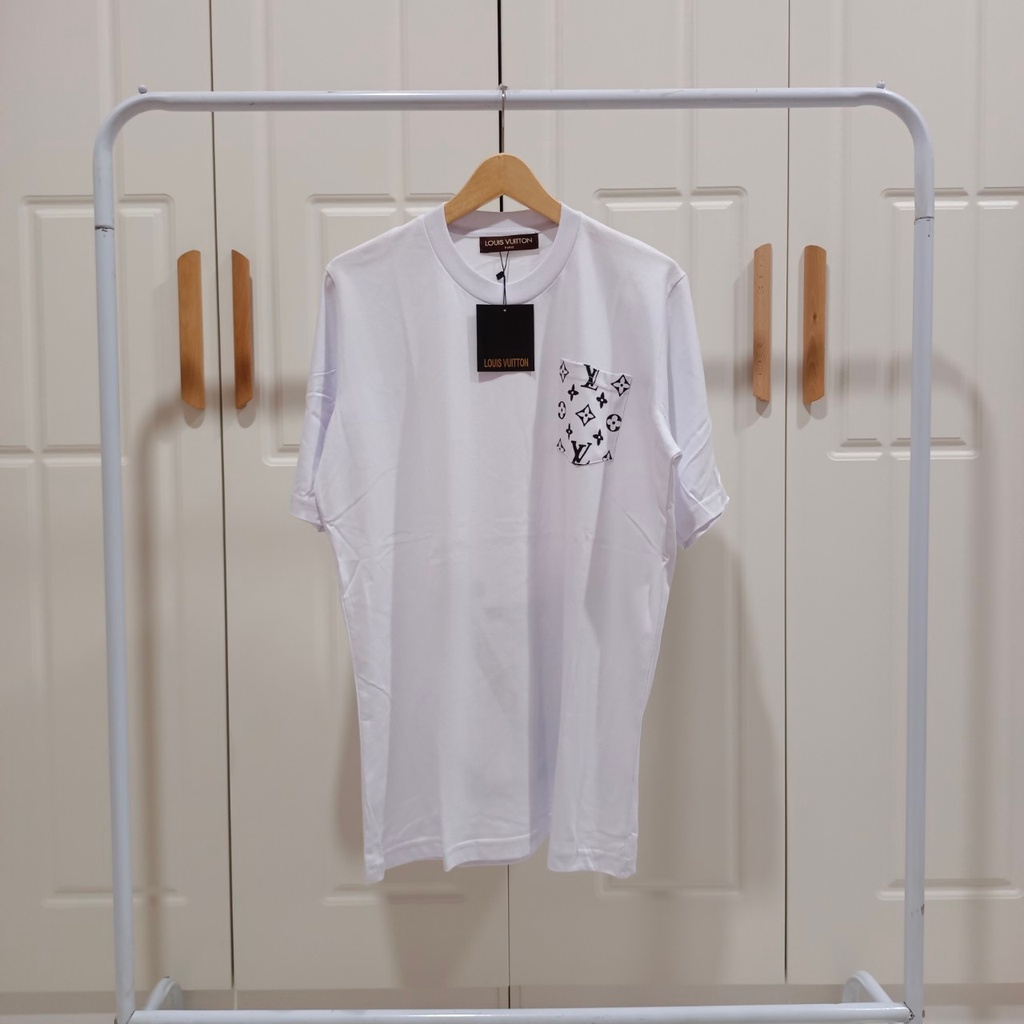 Jual Kaos Baju Pria Louis Vuitton LV Logo Basic / Jual Kaos Baju T ... Jual Kaos Baju Pria Louis Vuitton LV Logo Basic / Jual Kaos Baju T ...