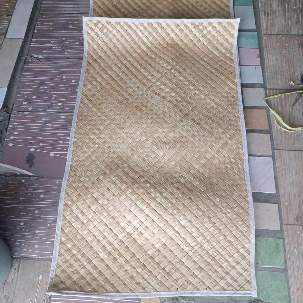 Jual Tikar Pandan Anyam Jahit Kain Samping Tikar Piknik Tikar Anyaman ...