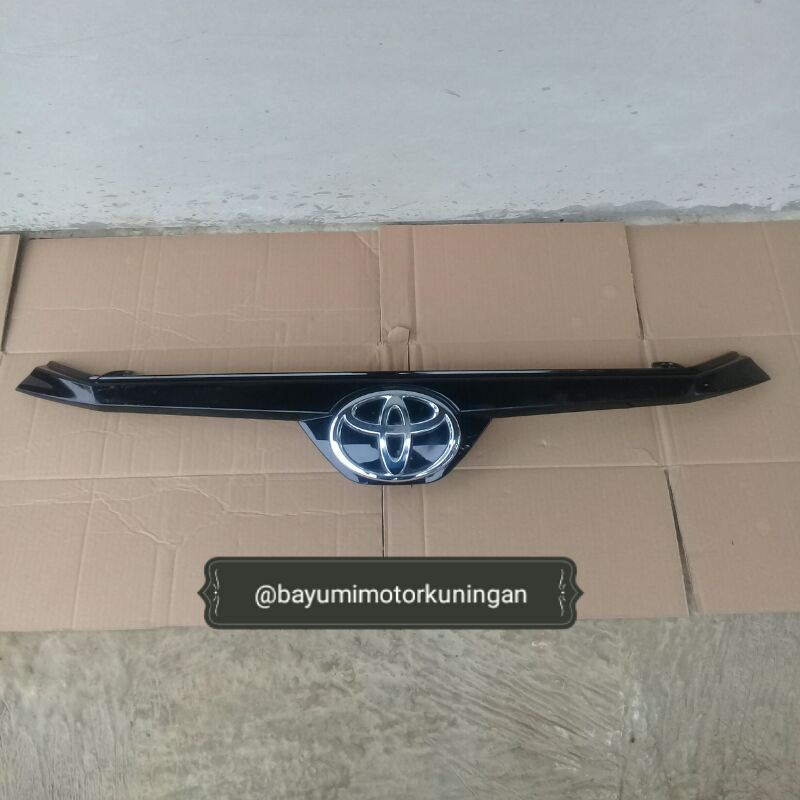 Jual Grill moulding radiator toyota raize ORIGINAL | Shopee Indonesia