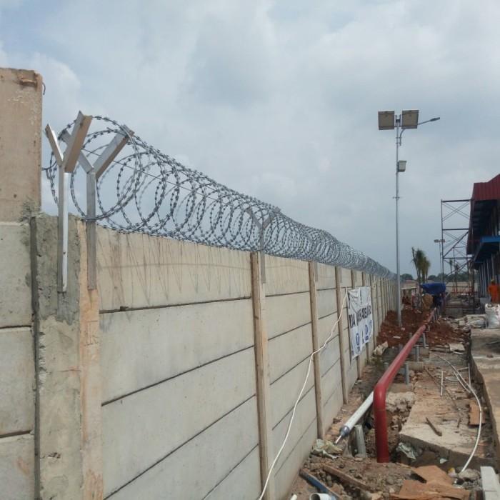 Jual Tiang Y Besi Siku Pasang Kawat Duri Silet Razor Wire BTO 22 BTO 30 ...