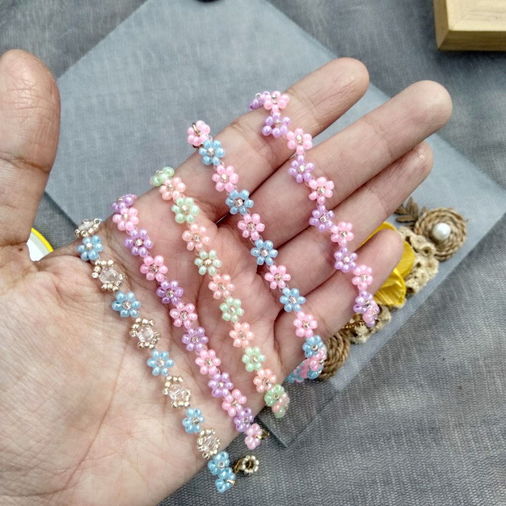 Jual [Part 1] Gelang manik daisy | Flower beads bracelet | Pastel color ...