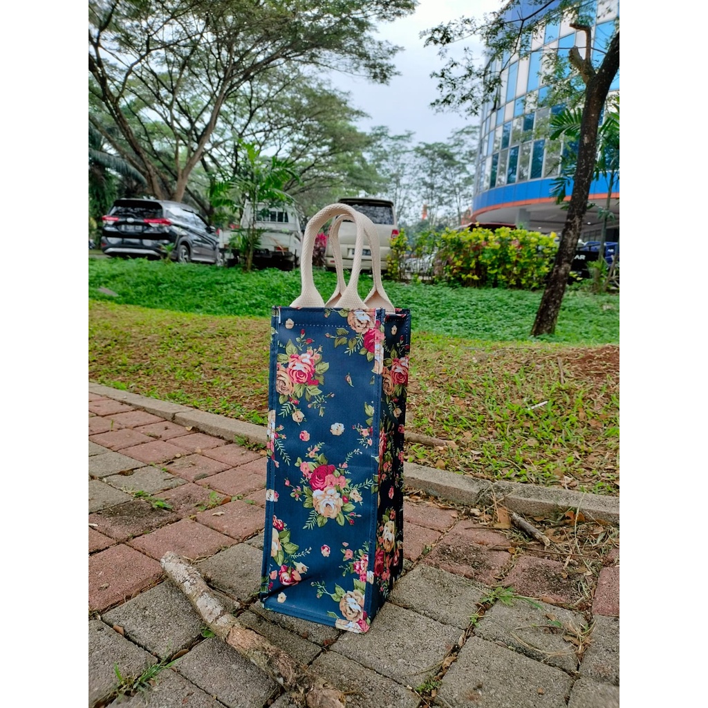 Jual tas botol air minum 2 liter tumbler bahan taslan motif bunga tali ...