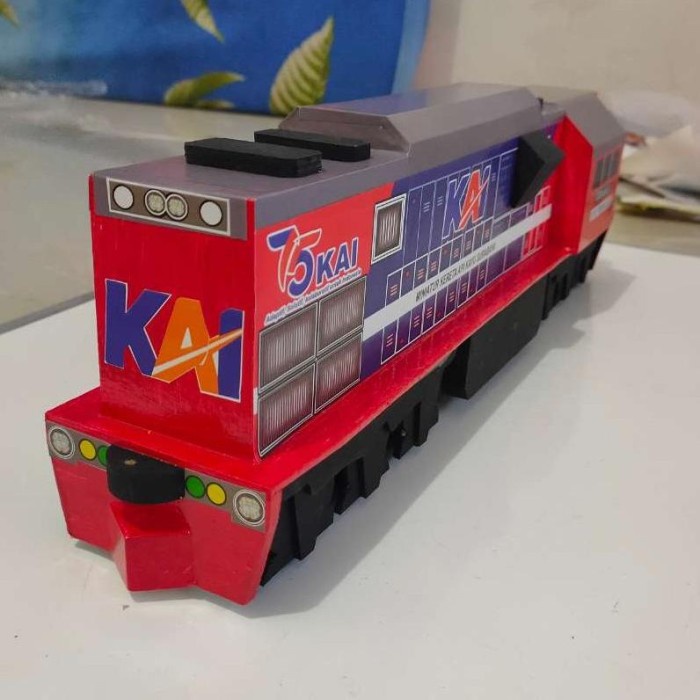 Jual LOKOMOTIF KERETA API CC205 LIVERY 1998 RED BLUE MINIATUR KERETA ...
