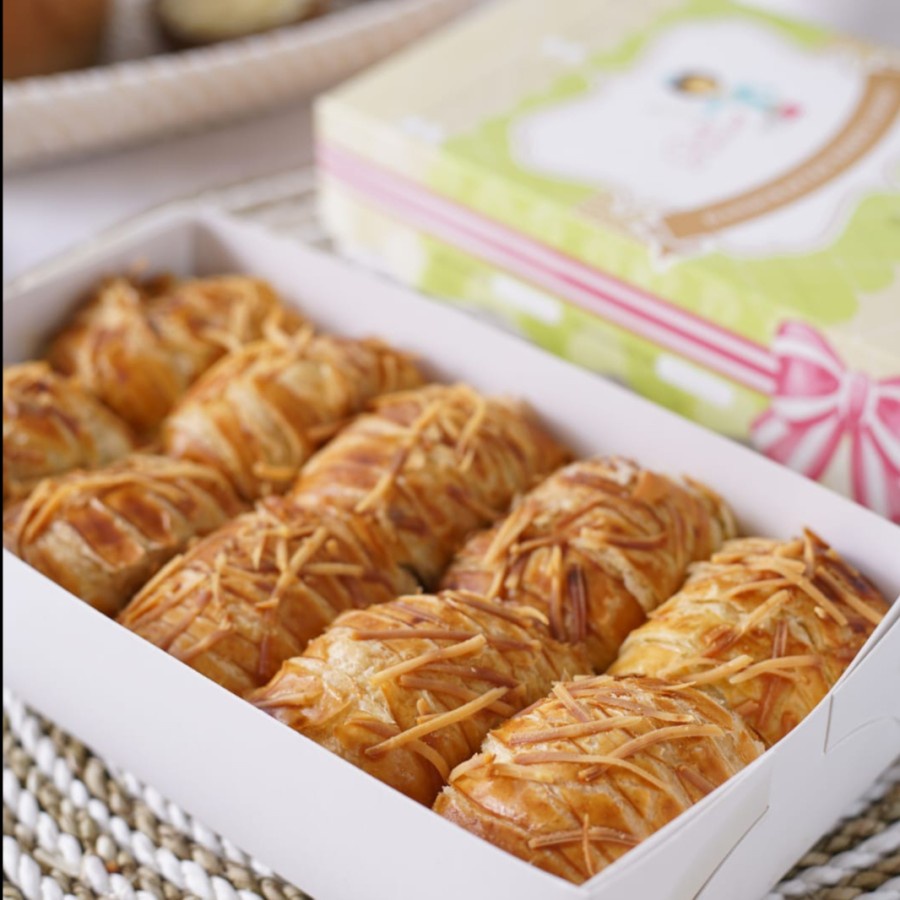 Jual Bolen Pisang GOELA SEMOET - pisang molen bandung | Shopee Indonesia