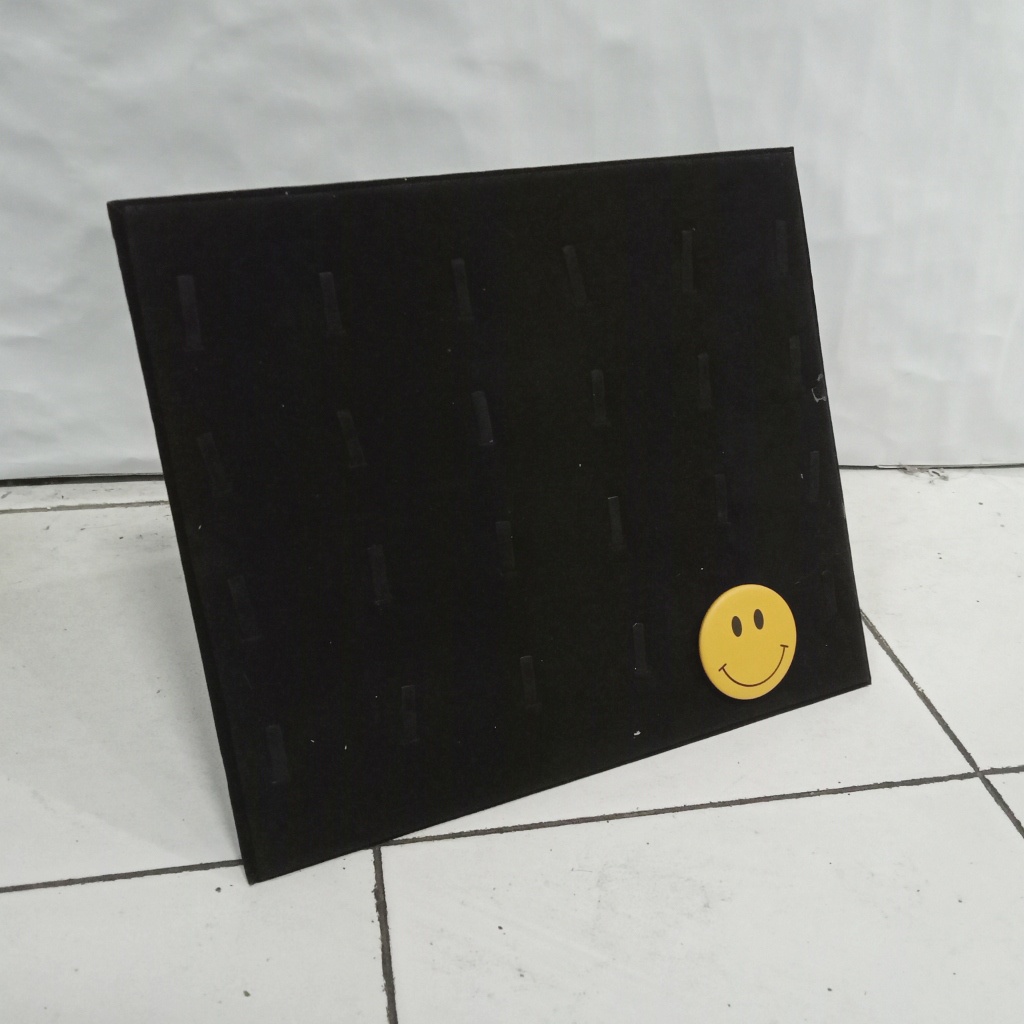 Jual Tempat simpan koleksi bros - display pajangan bros pin di meja ...