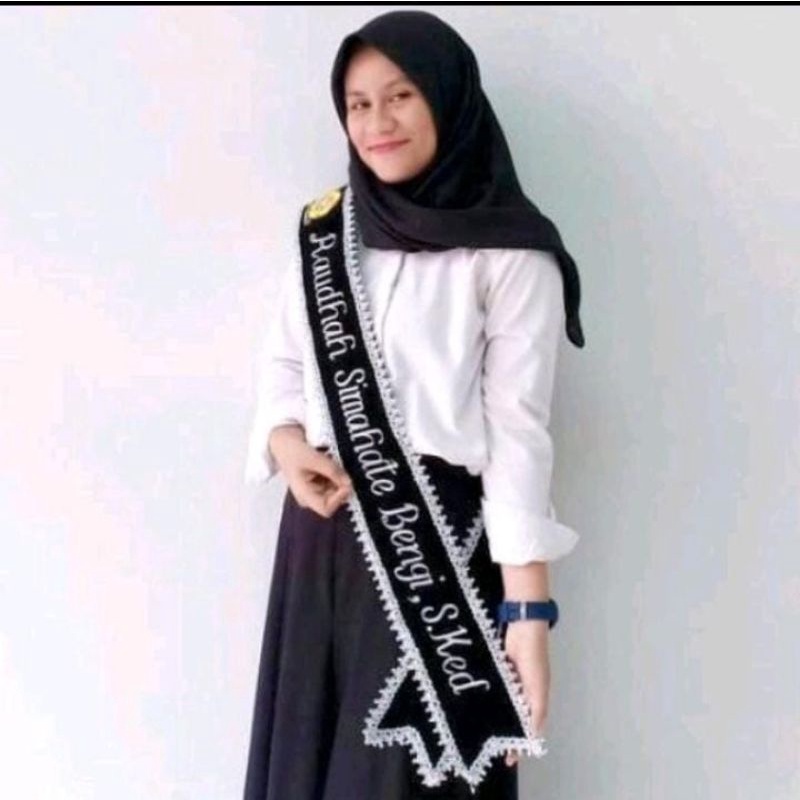 Jual selampang wisuda dewasa estetik terbaru 2023 dengan list/pinggiran ...